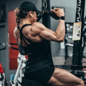 Jennifer Zienert IG jennifer.zienert.ifbbpro