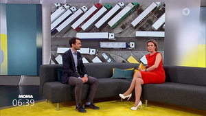 Anna Planken zeigt Bein @MOMA 18.06.2025 120x | Celebboard.net - Bilder ...